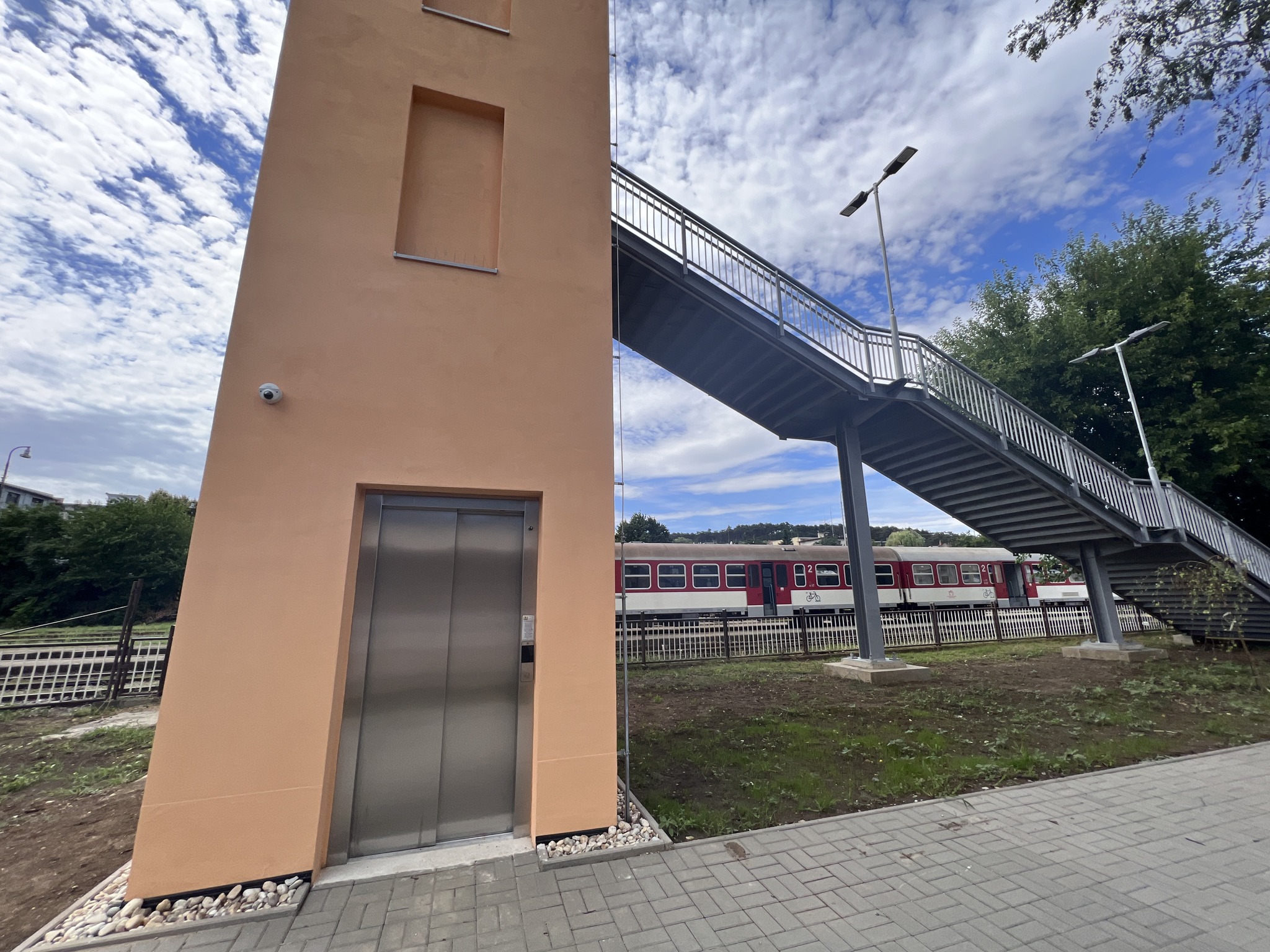 Už len jeden krok a pešia lávka spájajúca Staré mesto a Čermáň bude ...