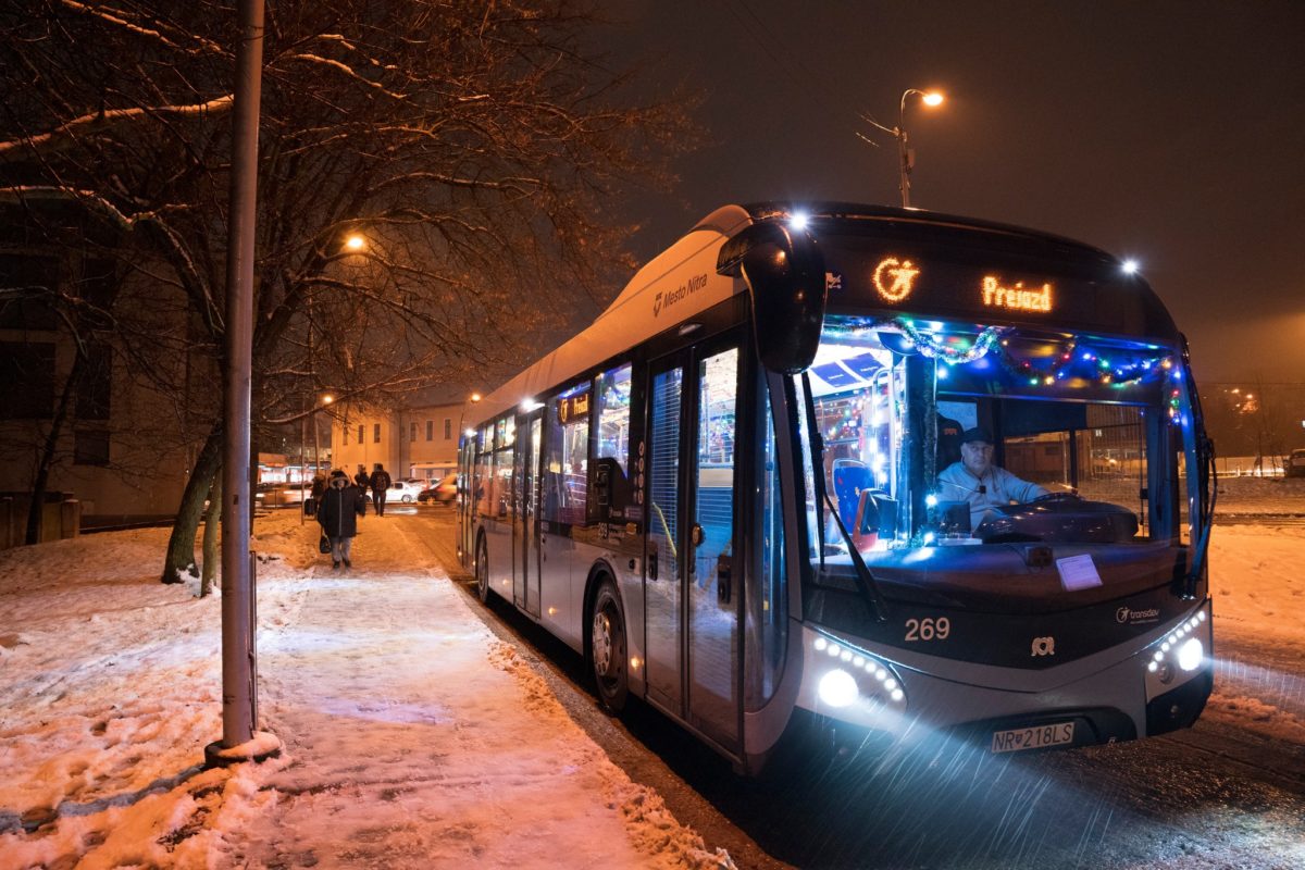 Vianocny autobus vianoce mhd nitra 2.jpg - NitraDeň.sk