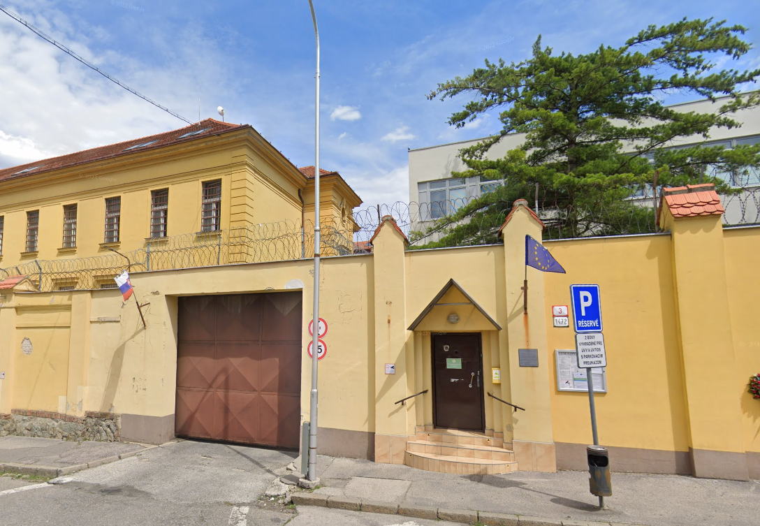 Ustav na vykon vazby a ustav na vykon trestu odnatia slobody nitra.png ...