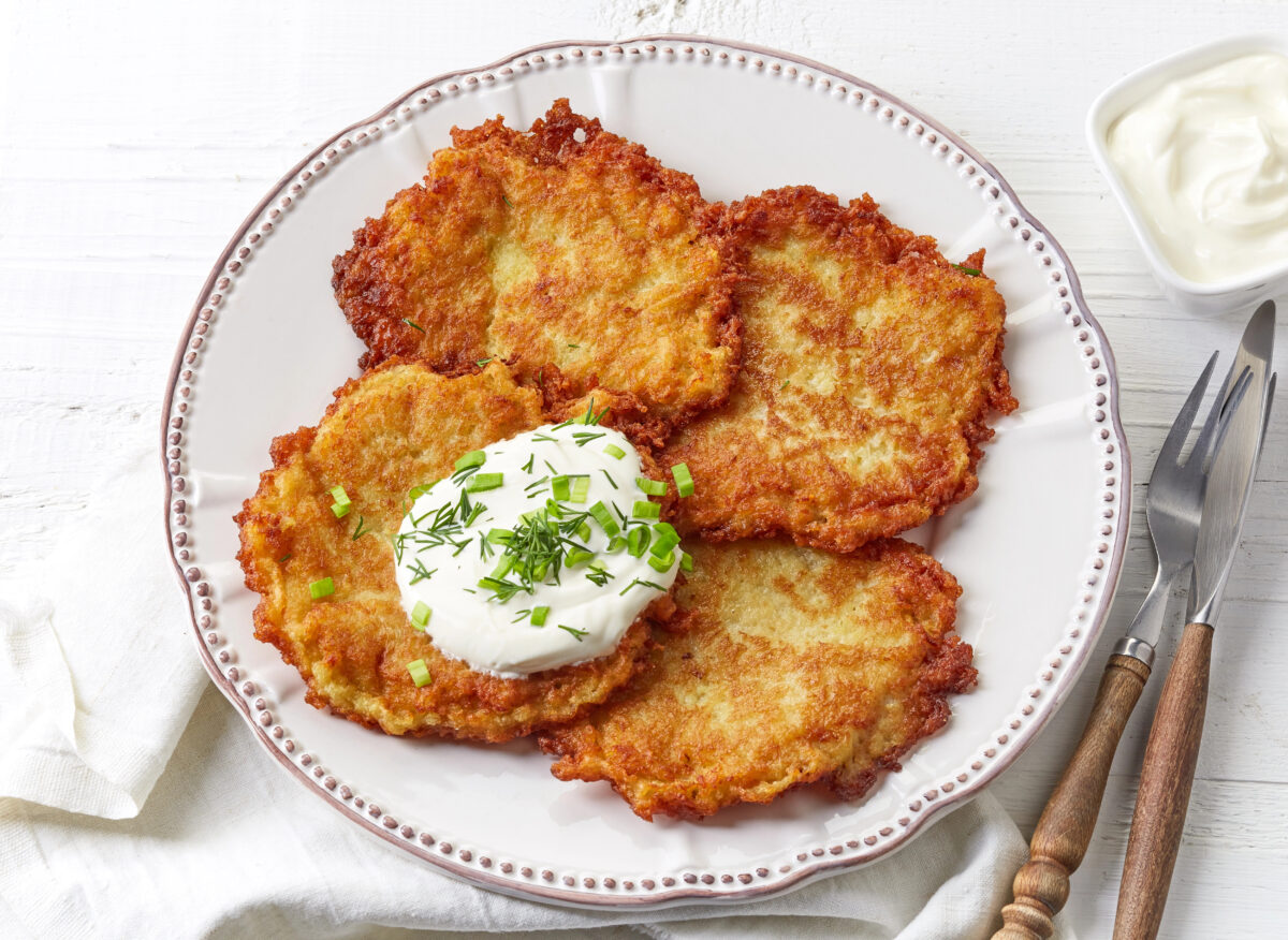 Jednoduchý a výdatný recept. Rýchle zemiakové placky s cibuľkou, bez ...