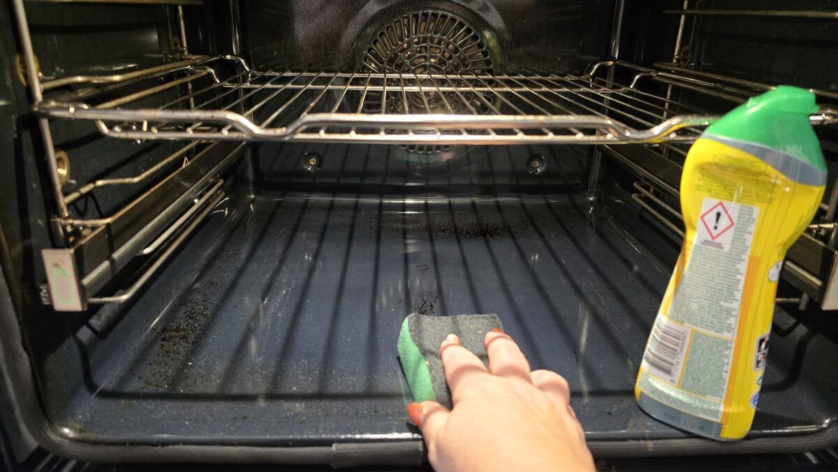 Ako vyčistiť rúru bez urputného drhnutia? Tento osvedčený trik ju premení na novú