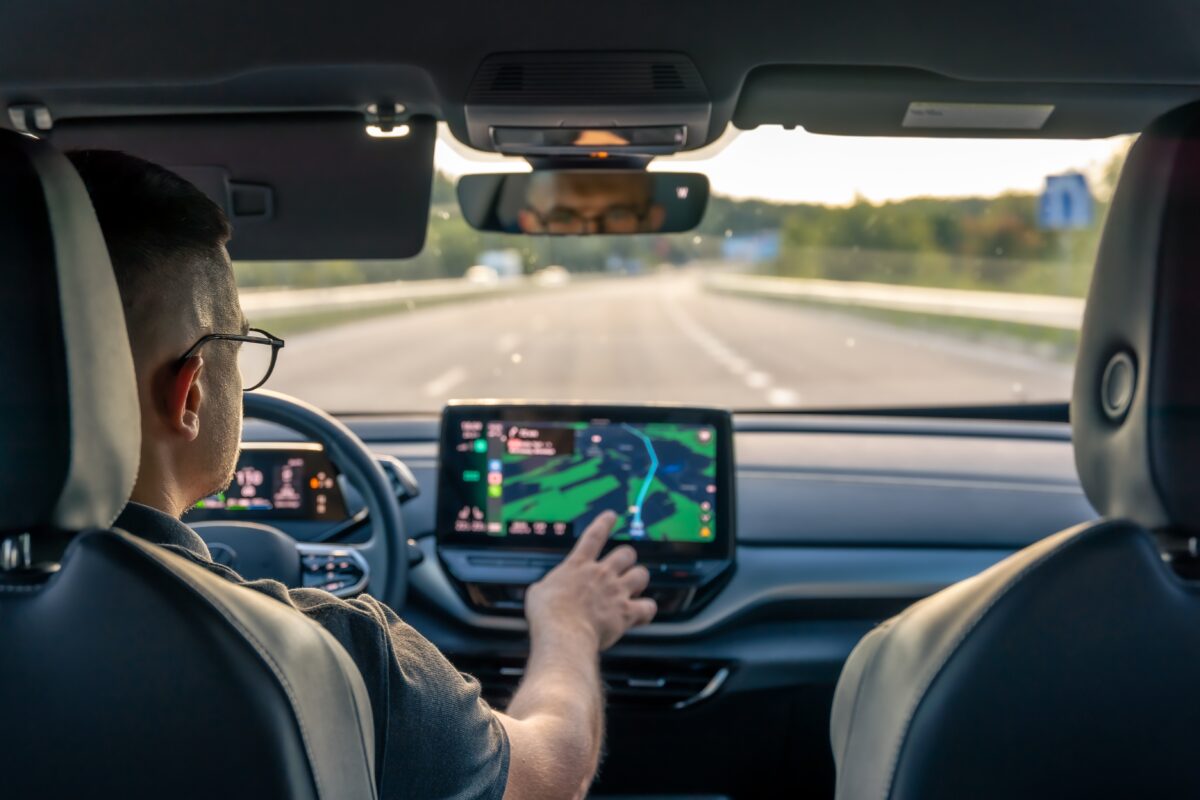 Koniec navigácie v aute? Vodiči oprašujú papierové mapy, GPS signál už ...