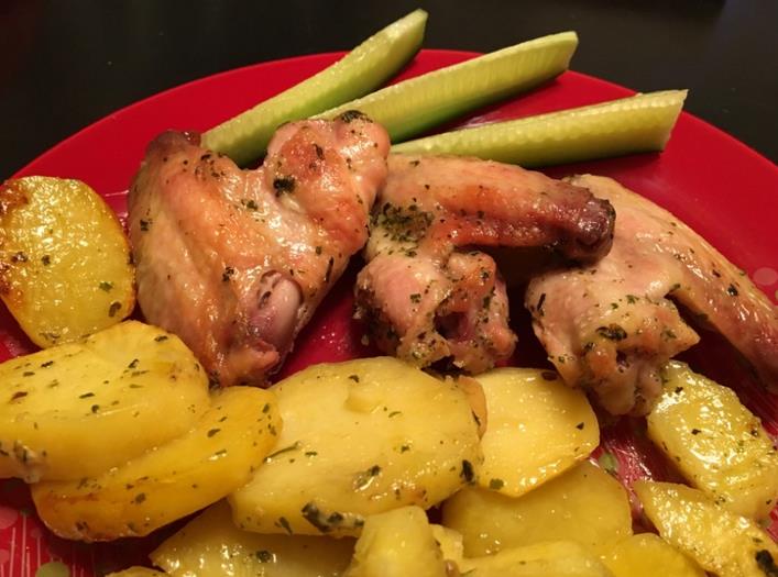 Pečené kuracie krídelká so zemiakmi - Mňamky-Recepty.sk Pečené kuracie krídelká so zemiakmi - Mňamky-Recepty.sk