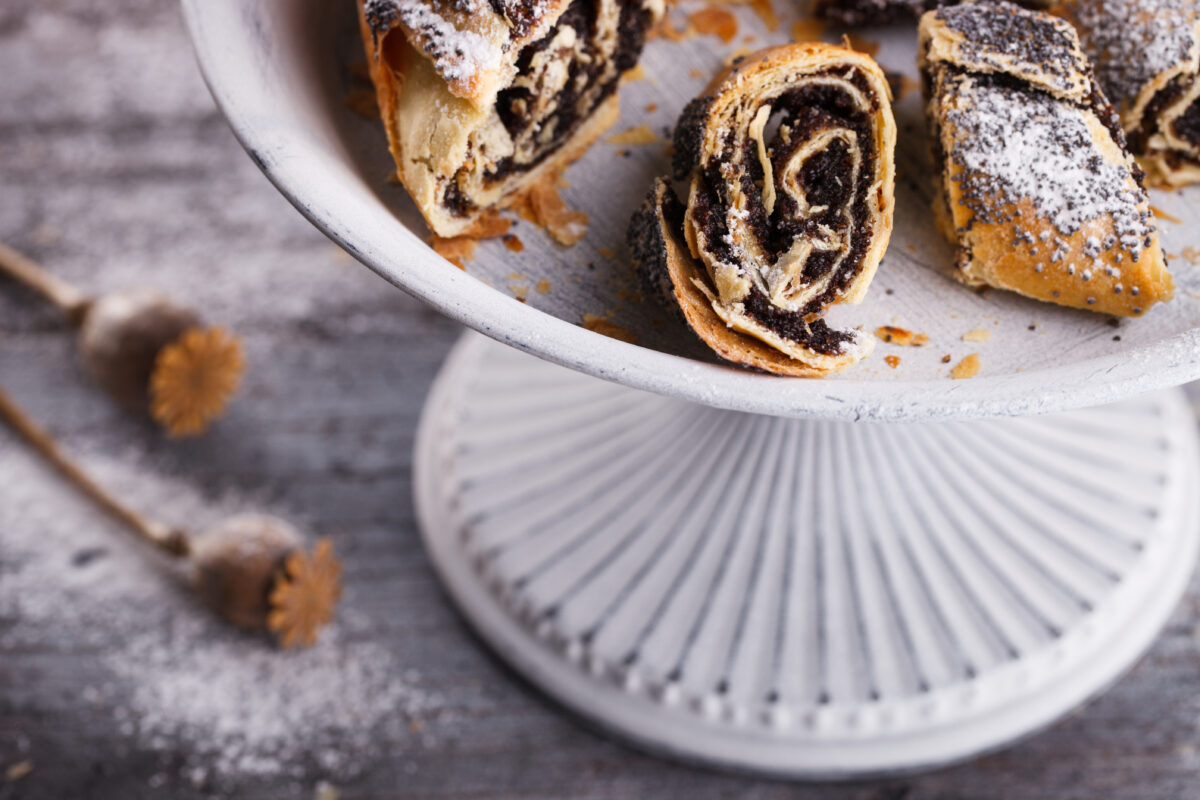 Štrúdľa z jogurtového cesta plnená makom a slivkami - Mňamky-Recepty.sk