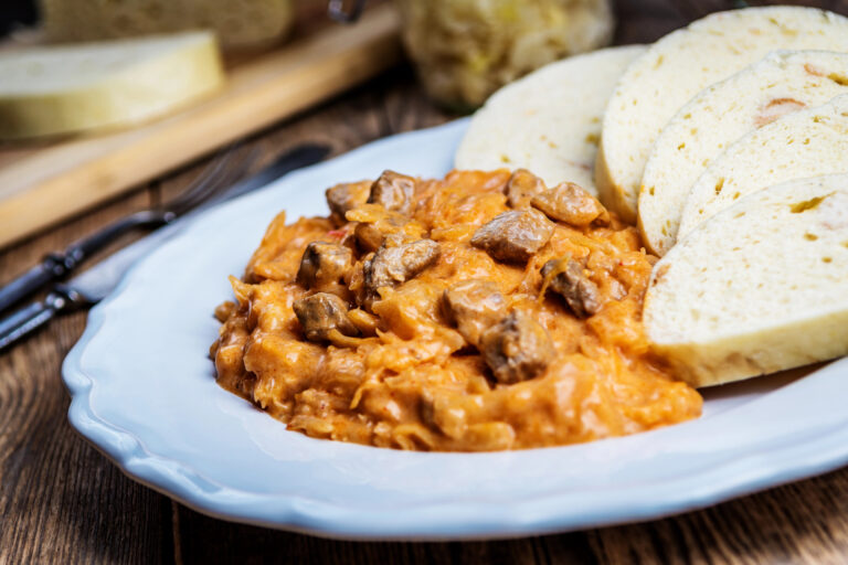 Domáci segedínsky guláš: Tradičný recept, ktorý si zamilujete - Mňamky ...