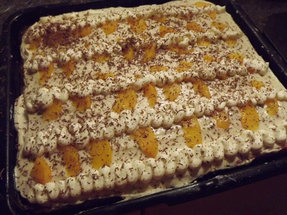 Broskyňový zákusok so šľahačkou - Mňamky-Recepty.sk