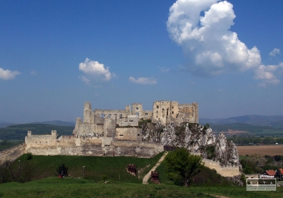 Beckovský hrad otvoria na jar roku 2012 - SITA.sk