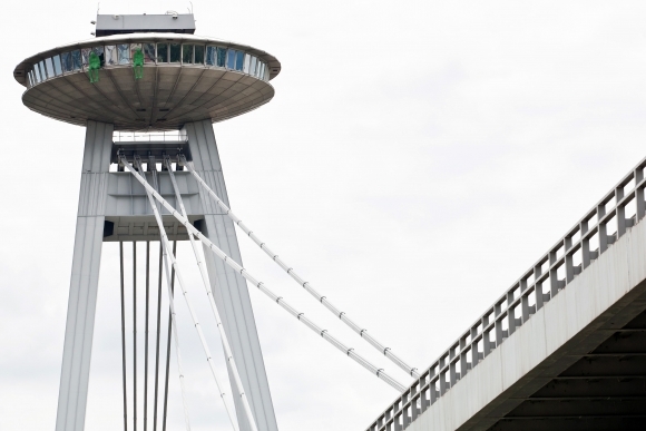 Sochy na Moste SNP - Fotka 1 z 6 - SITA.sk