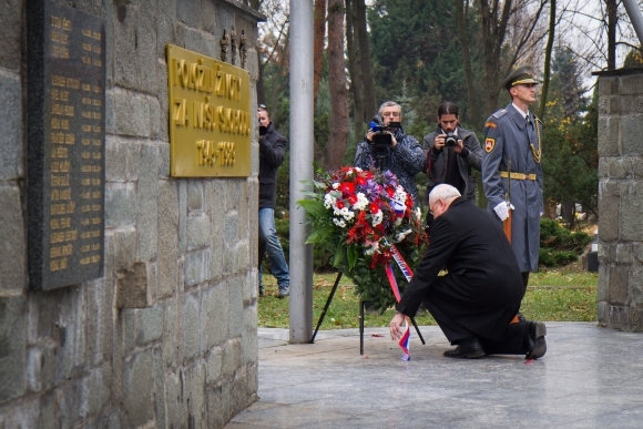 V Bratislave spomínali na popravených a umučených politických väzňov k - Fotka 1 z 15 - SITA.sk