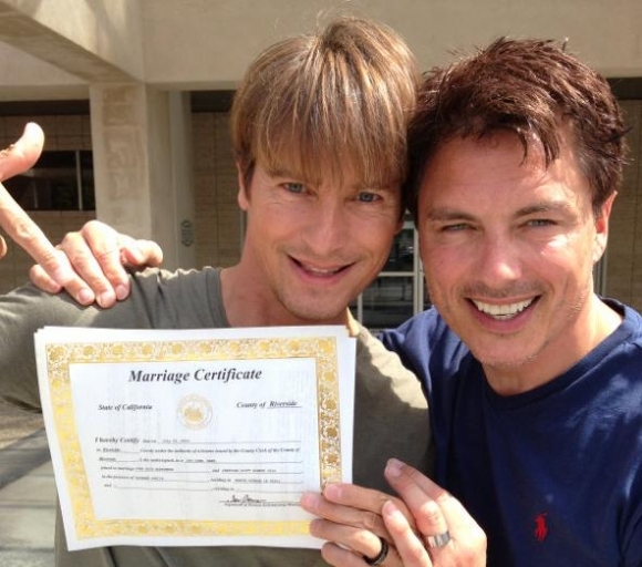 John Barrowman sa zosobášil s dlhoročným partnerom - SITA.sk