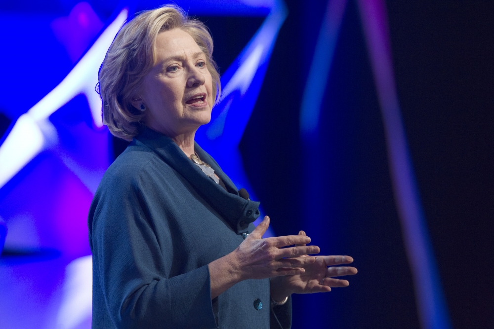 Video: Do Hillary Clintonovej hodili počas prejavu topánku - SITA.sk