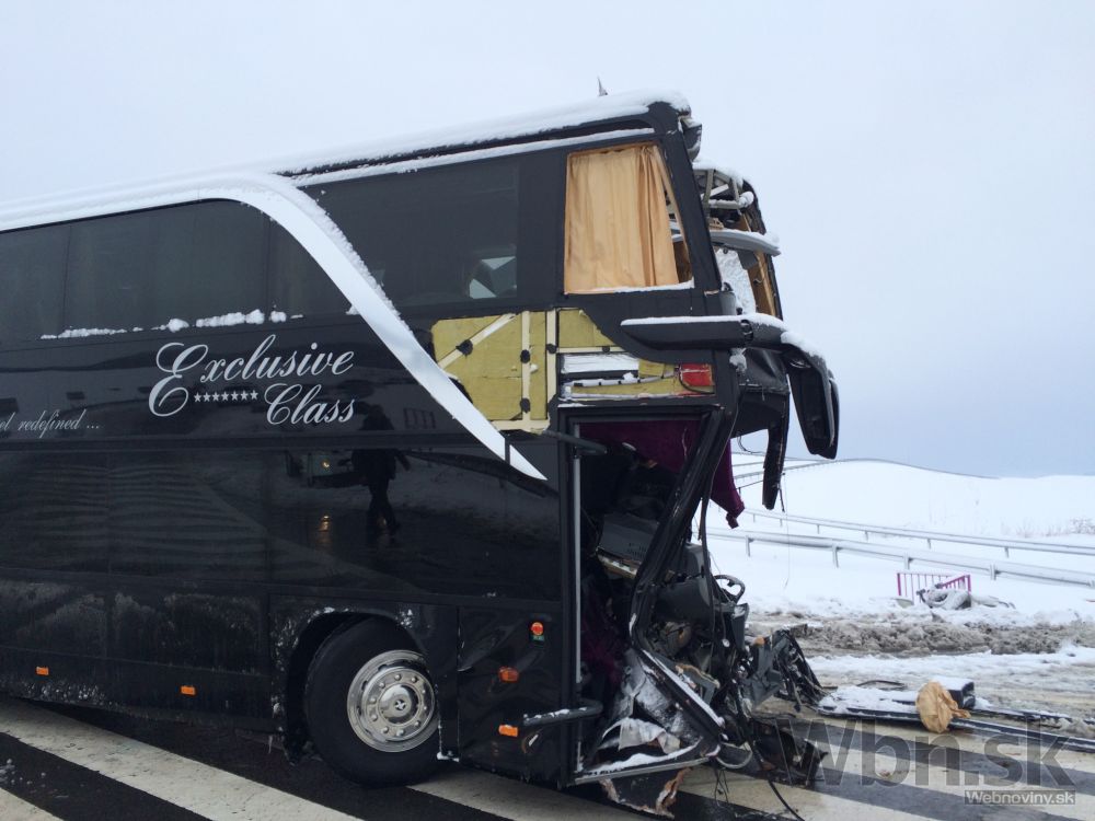 V okrese Poprad sa stala vážna nehoda autobusu, sú aj obete - SITA.sk