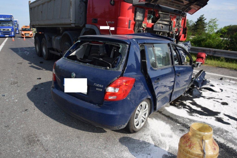 Zrážka kamióna s autom si vyžiadala päť zranených - SITA.sk