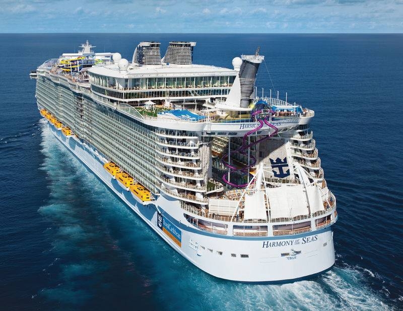 Najväčšia výletná loď Harmony of the Seas vyplávala na more - SITA.sk