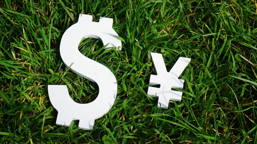 Jen výrazne stúpol oproti euru aj voči doláru - SITA.sk