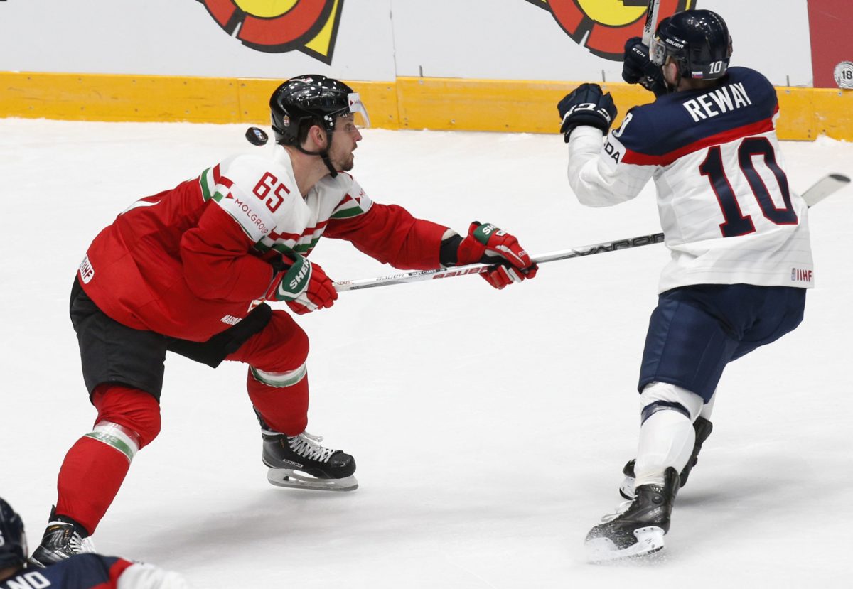 Réway sa premiérovo objavil na ľade s „rytiermi“, zatrénoval si aj po ...