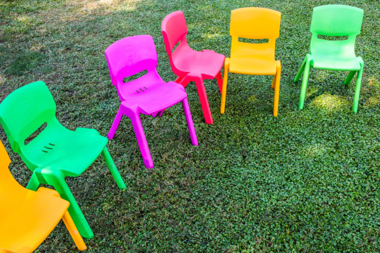 Plastové stoličky sú moderným a dizajnovým sedením - SITA Bývanie Hrou