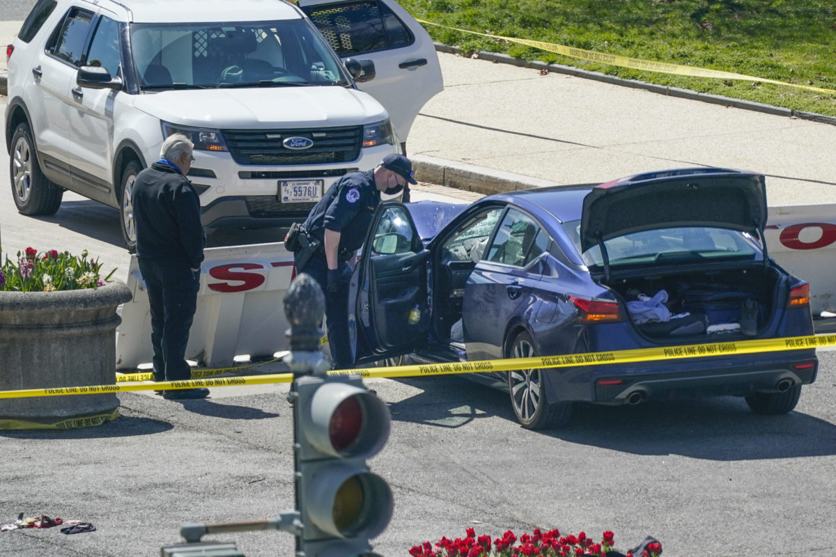 Pred budovou amerického Kapitolu zrazilo auto dvoch policajtov, jeden ...