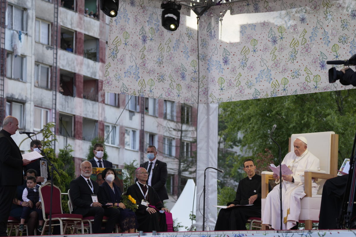 Luník IX vítal pápeža veselo a dostal aj dary. Boli ste predmetom ...