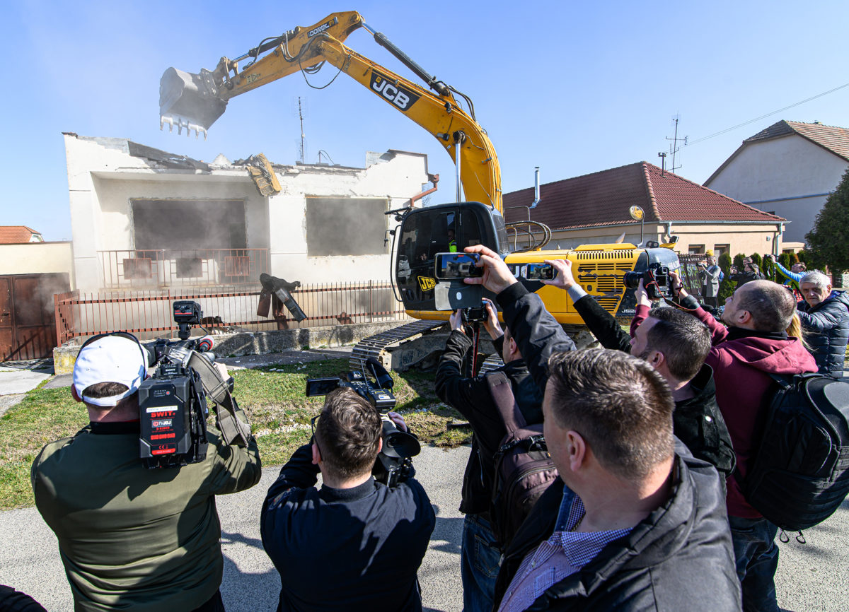 Búranie domu zavraždeného novinára Jána Kuciaka vo Veľkej Mači (fotografie) - Fotka 1 z 20 - SITA.sk