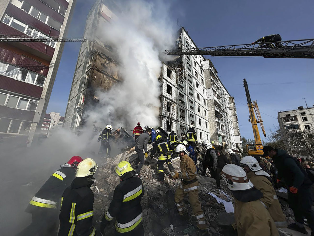 Ruské rakety dopadli na panelák v meste Umaň a usmrtili desiatky ľudí ...