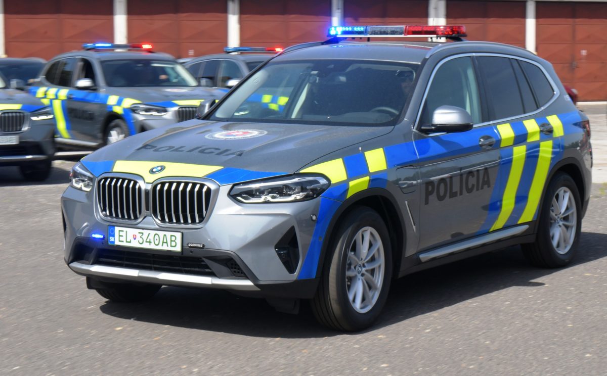 Policajtom vo všetkých krajoch pribudli ďalšie hybridné vozidlá aj s ...