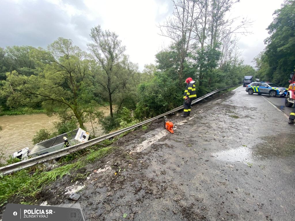 Kamión havaroval a zišiel do rieky Orava, cesta bude dočasne uzatvorená ...