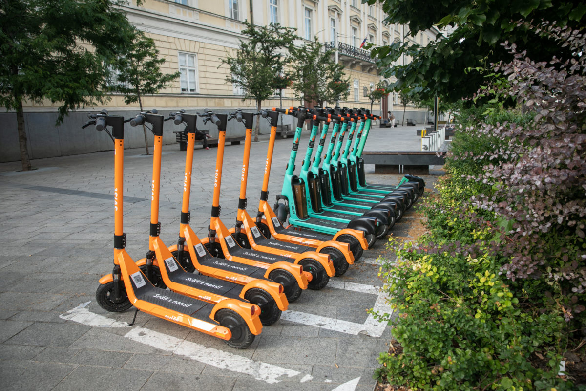 Elektrické kolobežky spôsobujú v Bratislave problémy a chaos. Hrozí ich ...