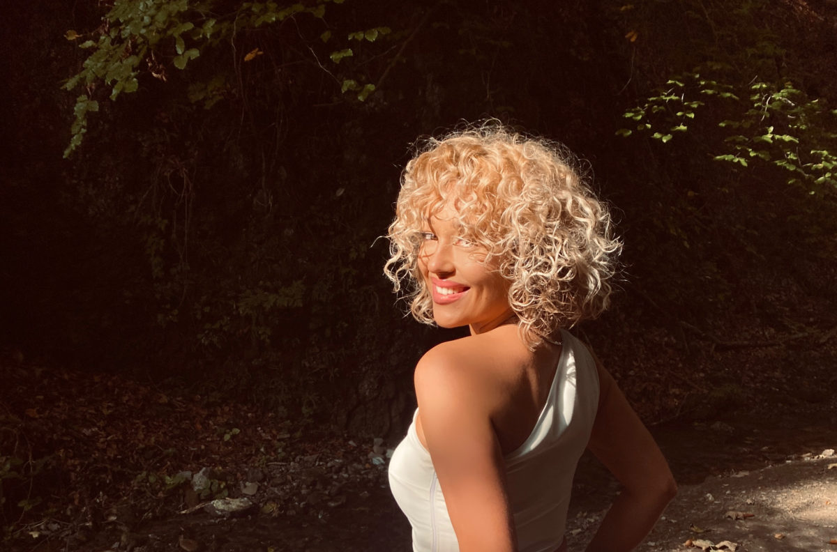 Lucia Gibarti vydala videoklip k piesni Hlavolam, natáčal sa v národnej ...