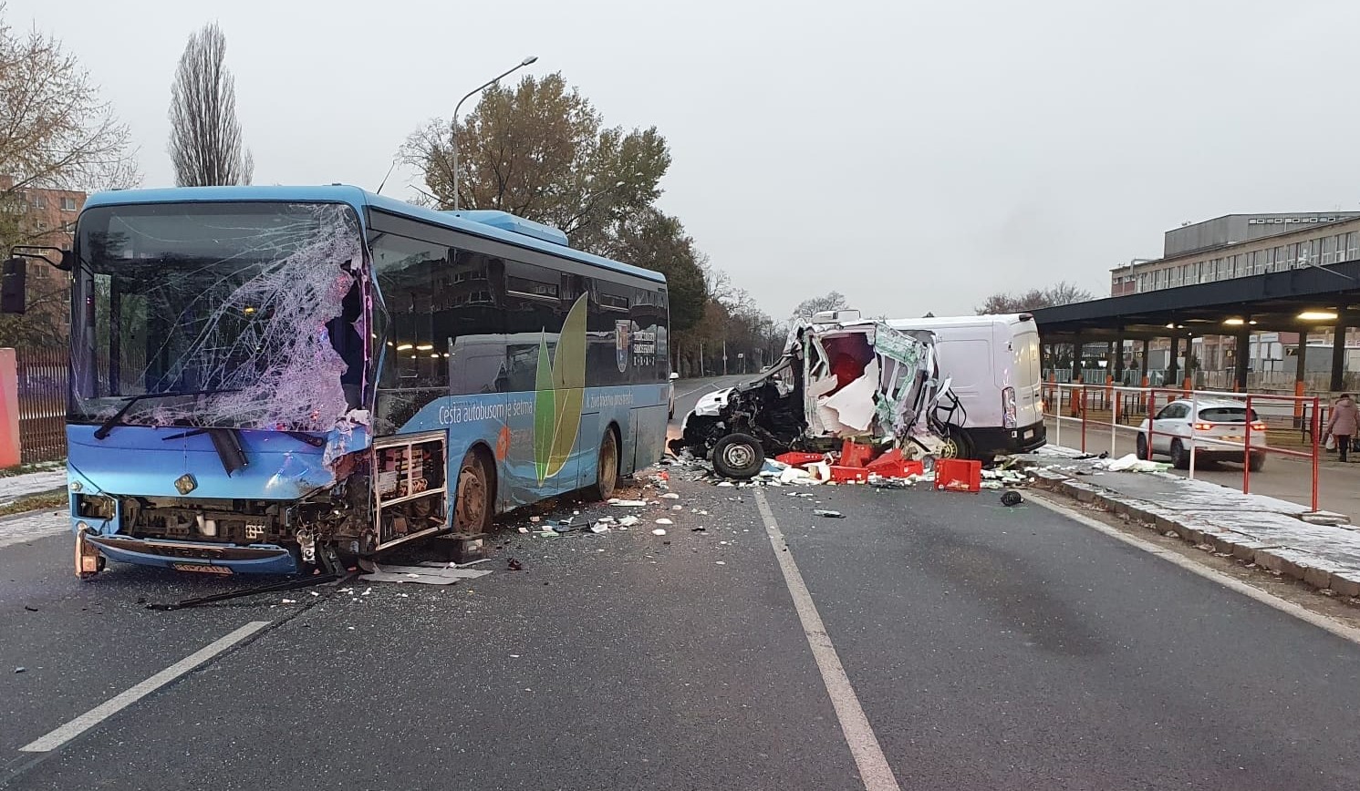 V Partizánskom došlo k vážnej nehode autobusu a dodávky, vodič bojuje o život v nemocnici (foto ...