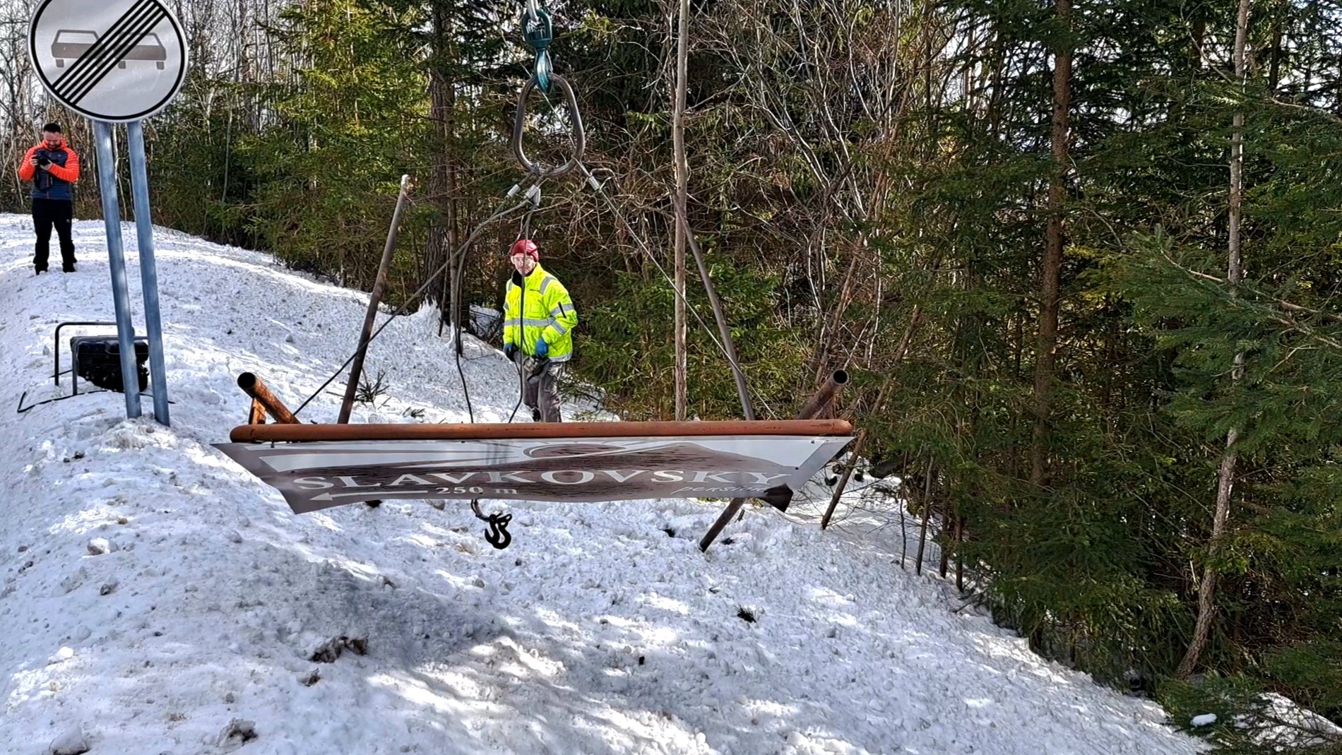 Odstraňovanie vizuálneho smogu vo Vysokých Tatrách (fotografie) - Fotka 1 z 7 - SITA.sk