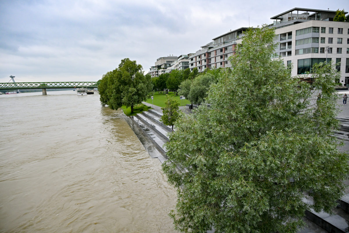 Stúpajúca hladina Dunaja (fotografie) - Fotka 1 z 18 - SITA.sk