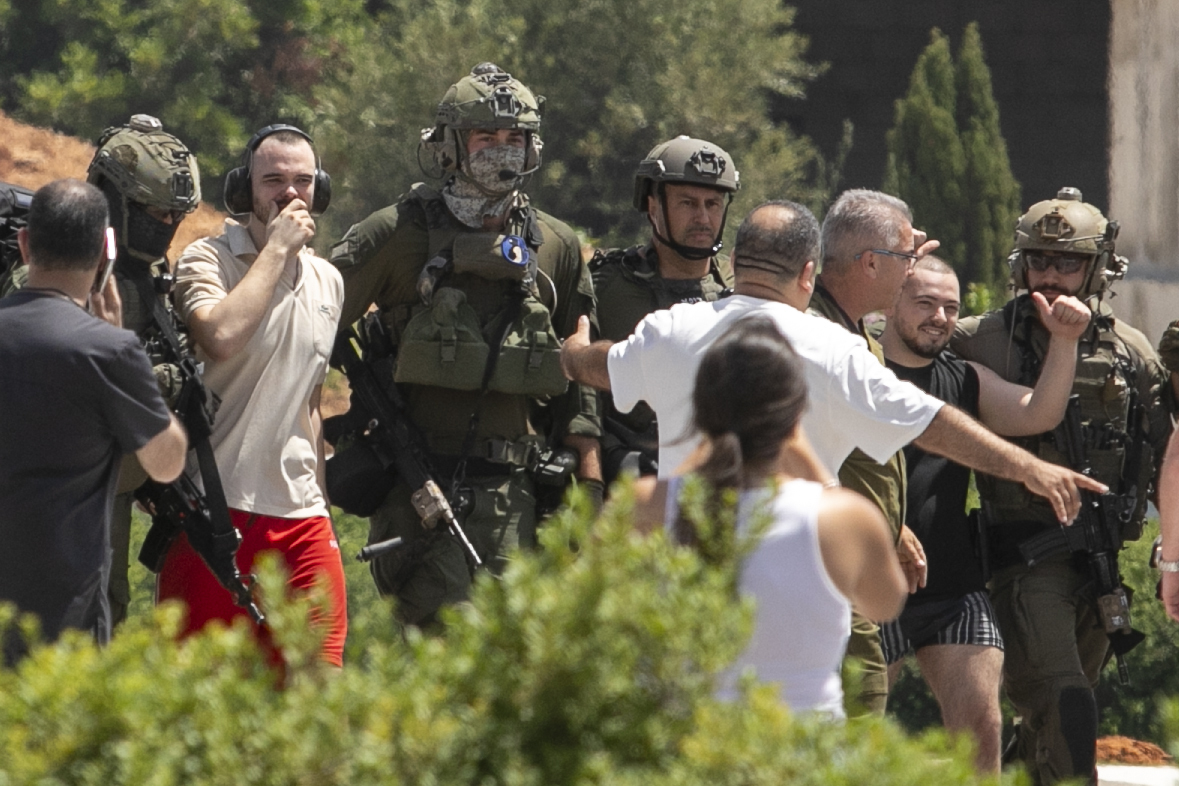 Izraelskí vojaci oslobodili v Pásme Gazy štyroch rukojemníkov na dvoch ...