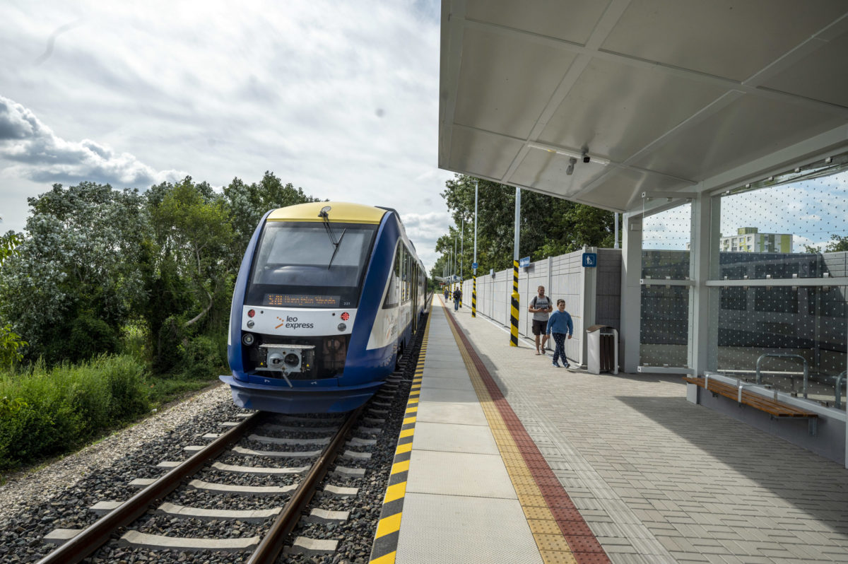 Terminál TIOP vo Vrakuni je dokončený. Ponúka pohodlný prestup medzi vlakovou dopravou a MHD ...