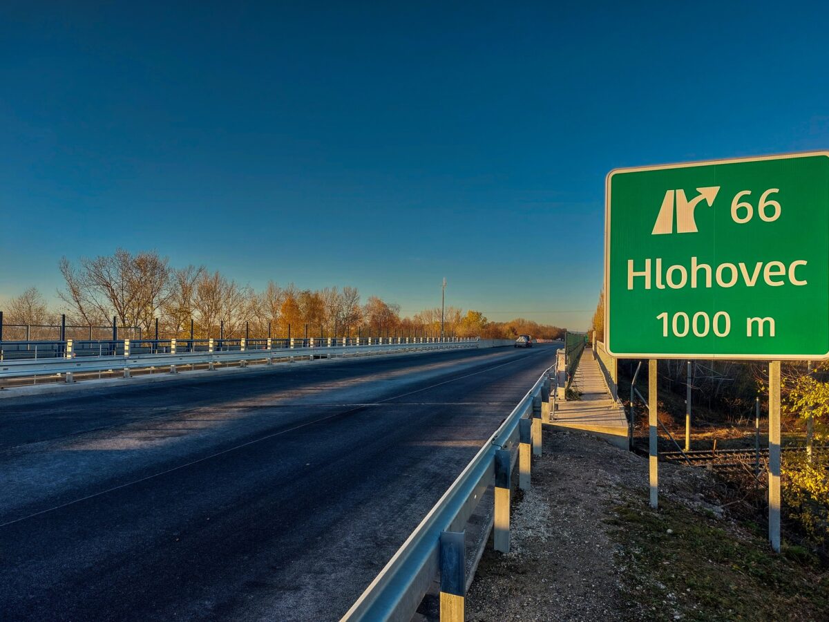 Most pri Hlohovci je komplexne opravený, motoristi ním môžu prechádzať ...