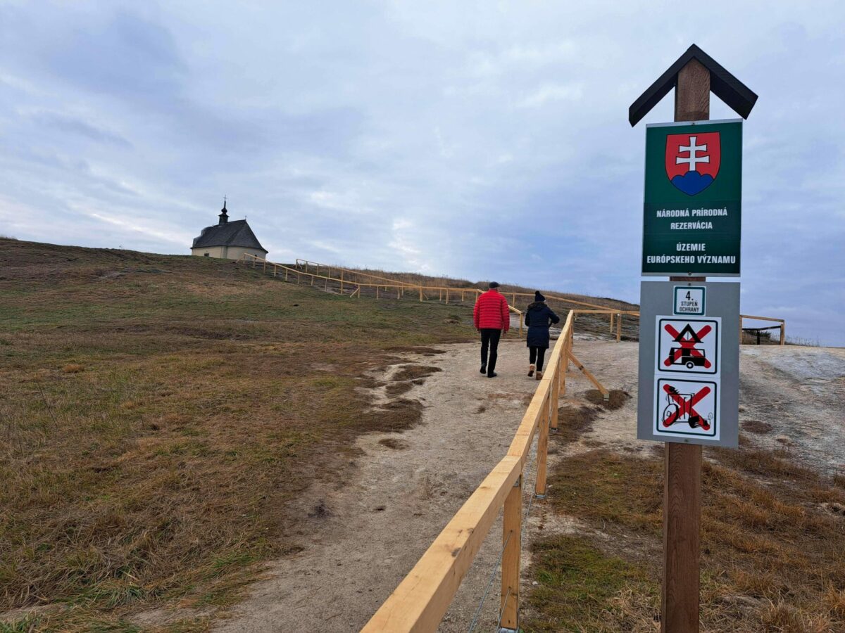 Nové drevené zábradlie v národnej prírodnej rezervácii Sivá Brada ...