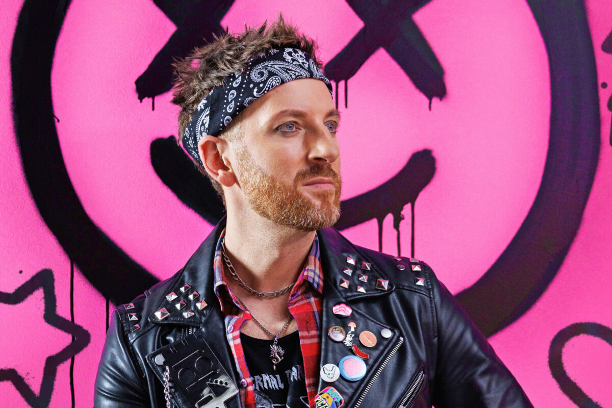 Miro Jaroš vydal nový album. Namaľoval sa a spravil zo seba rockera ...