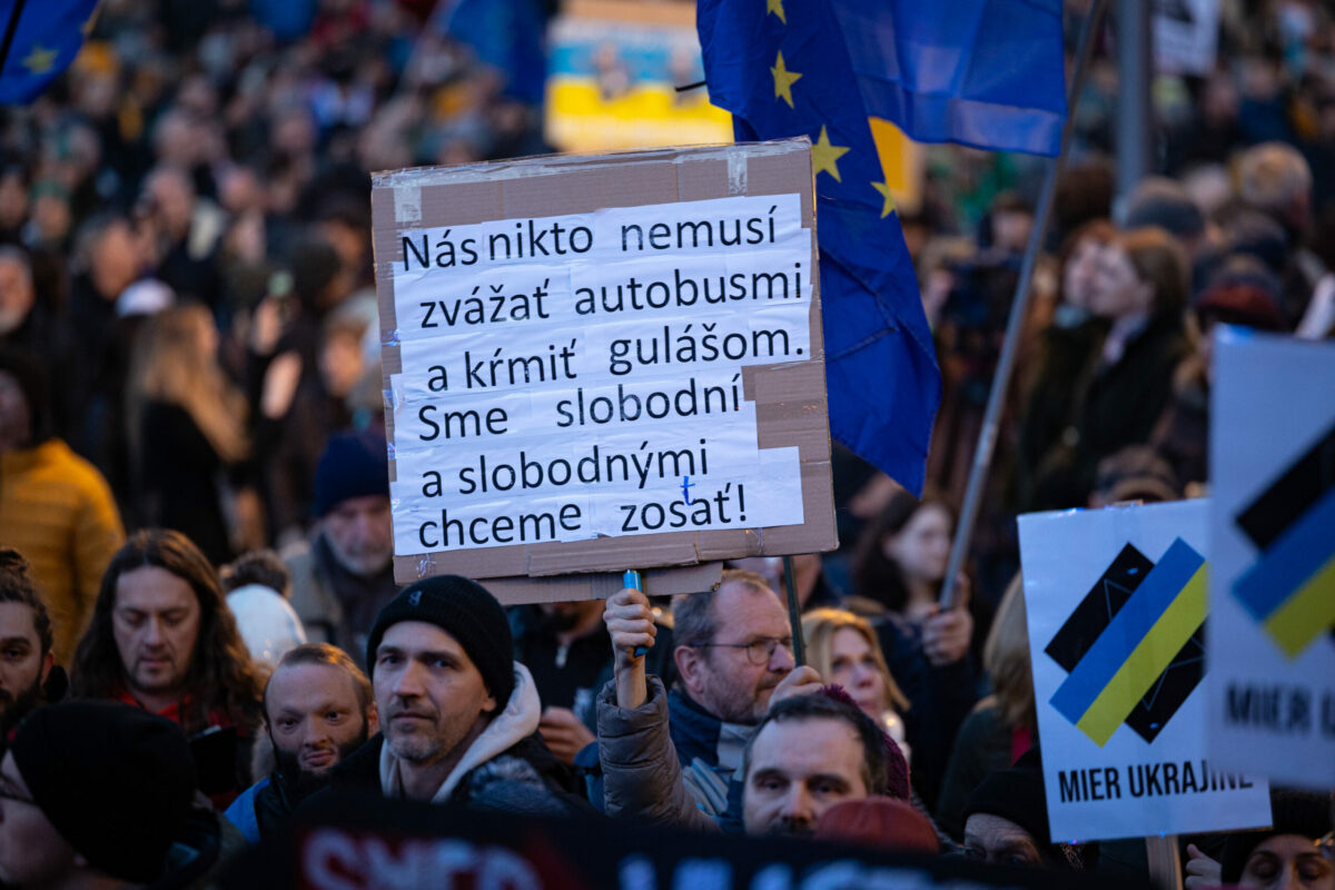 Protest Slovensko je Európa v Bratislave a ďalších slovenských mestách ...