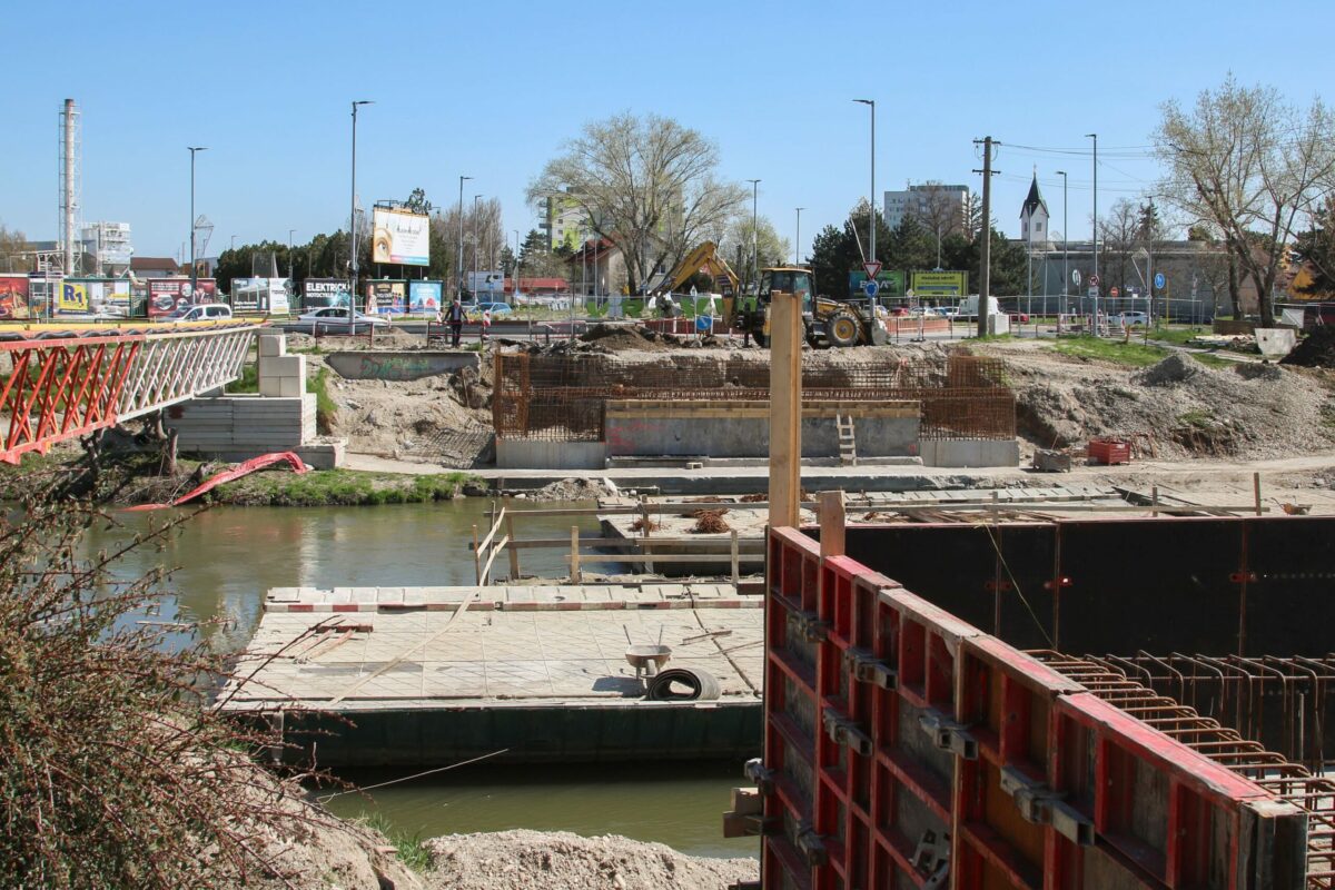 Práce na premostení Malého Dunaja v bratislavskej Vrakuni postupujú podľa plánu - FOTO - SITA ...