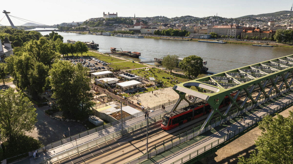 Pláž Tyršák v Bratislave otvorila letnú sezónu, po povodniach prešla ...