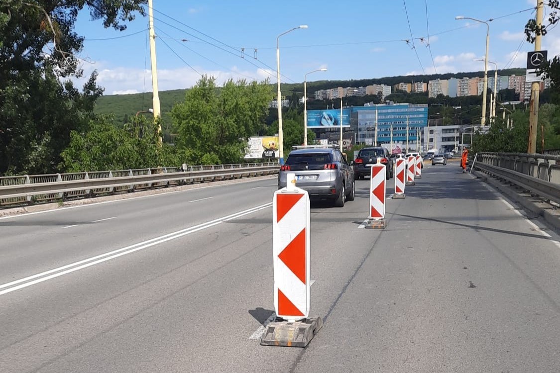 Most na Hlinkovej ulici v Košiciach je v nepriaznivom technickom stave, premávku zúžili na dva ...