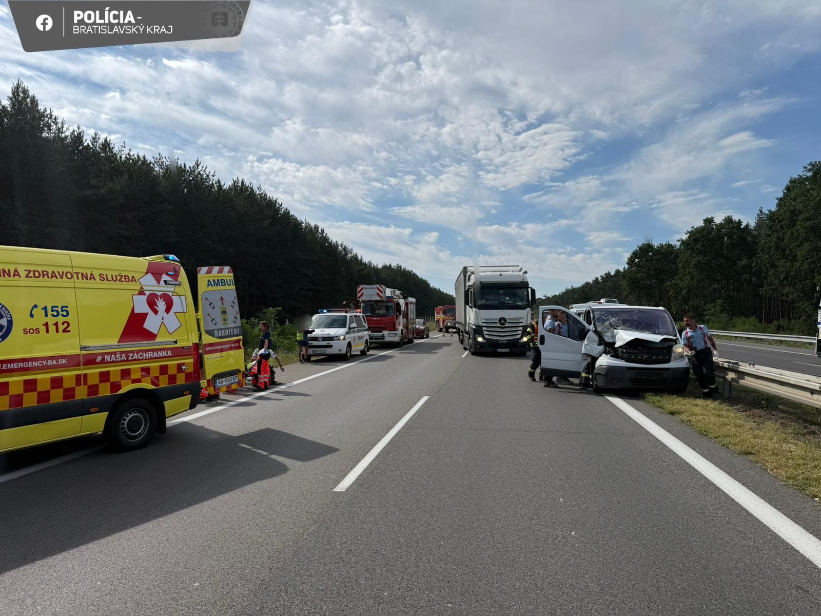 Na diaľnici D2 došlo k zrážke kamióna s autom, cesta je prejazdná v ...