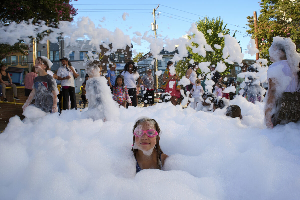 Top foto dňa (23. august 2025): Penová párty, Pride, hasenie požiaru ...