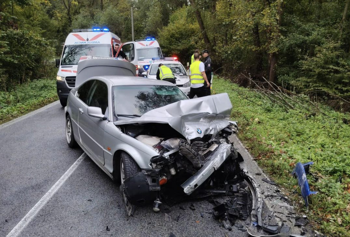 Čelná zrážka pri Klenove si vyžiadala viaceré ťažké zranenia, 65-ročný muž bojuje o život – FOTO ...
