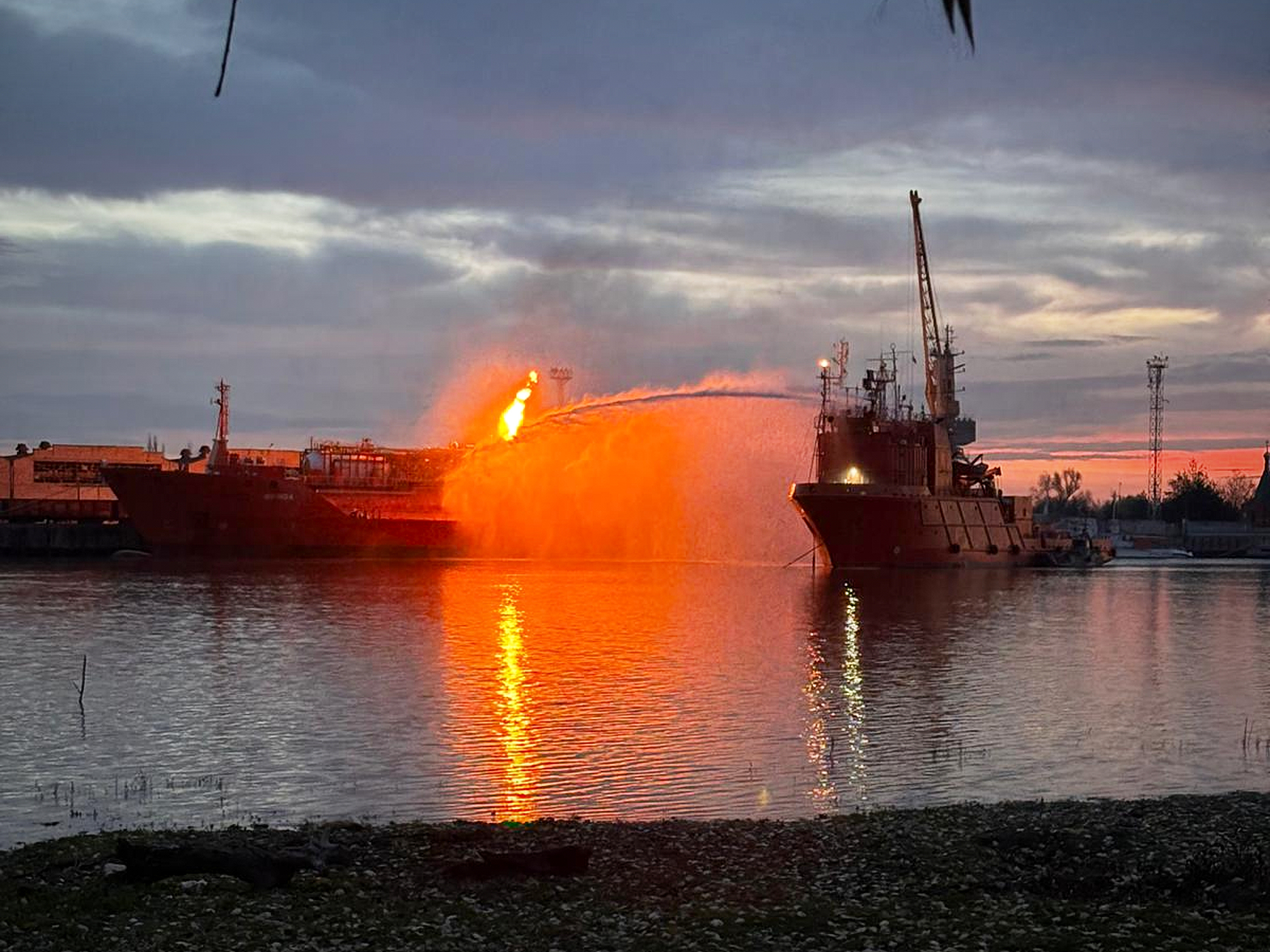 Top foto dňa (18. november 2025): Horiaca nákladná loď, spisy o Epsteinovi, farmár a požiar ...