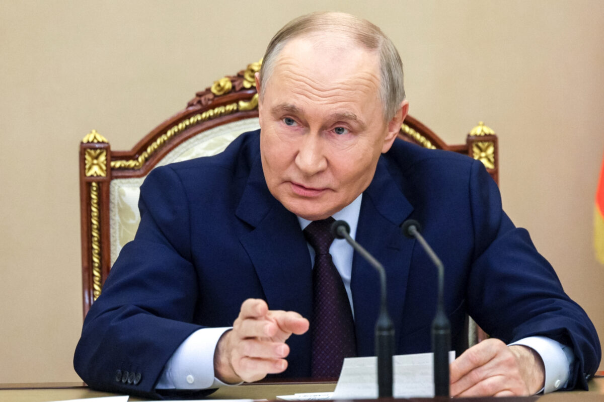 Putin nevie, čo sa presne deje. Podľa analytikov mu generáli o vojne ...