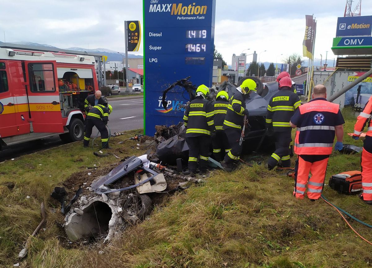 Tragická nehoda v Prievidzi, zdemolované auto ľudia dlho ignorovali ...