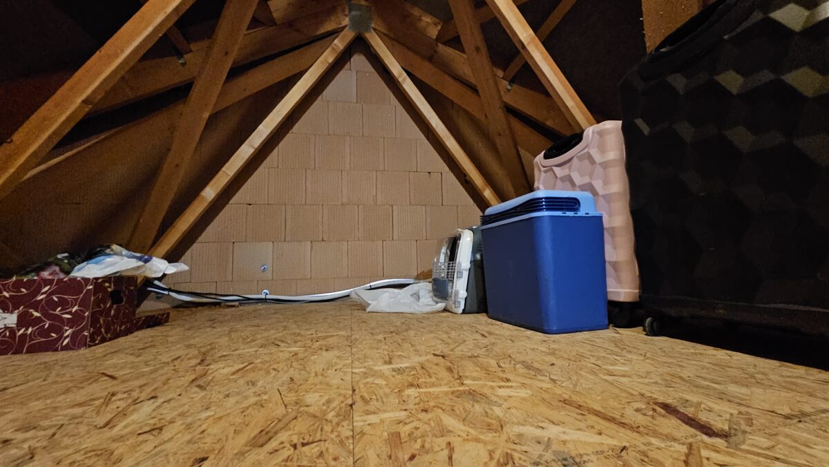 Nečakaný dôvod vysokých účtov za elektrinu? Muž ho objavil až na povale ...