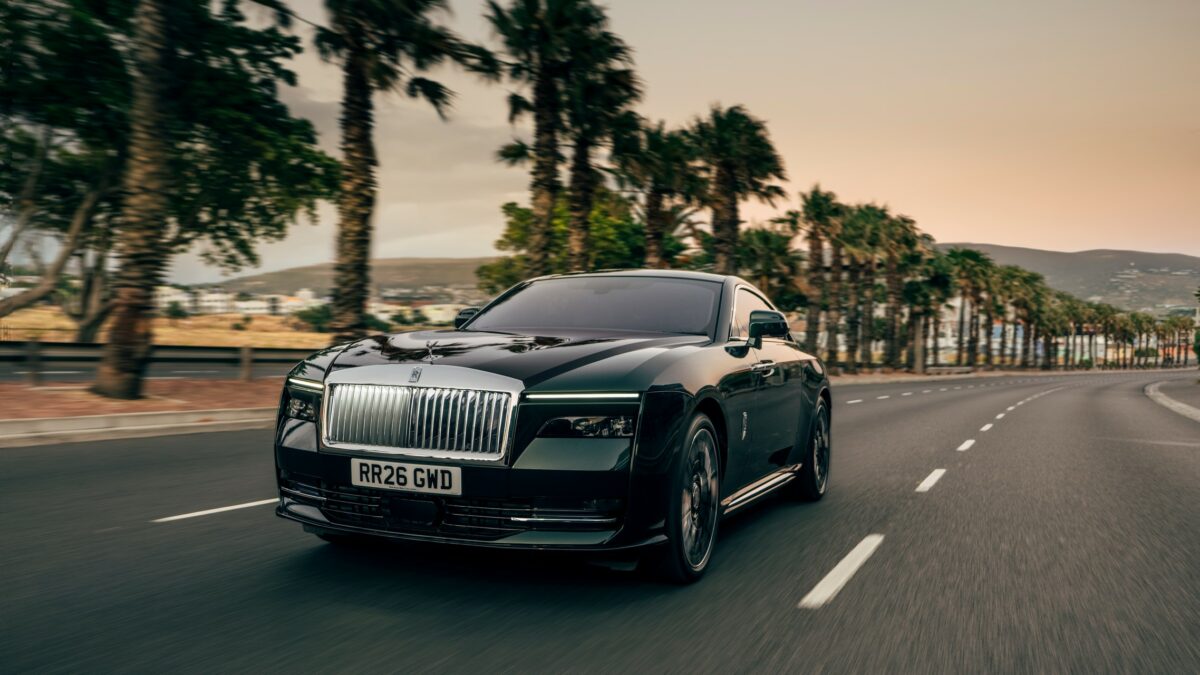 Rolls Royce predstavil modernizované kupé Spectre aj vo verzii Black ...
